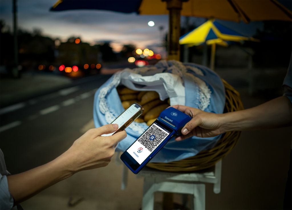 Todo el “mundo” ya paga con QR Bancard – Revista PLUS